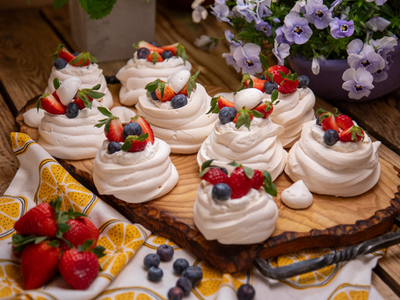 Ewa Wachowicz / Przepisy / Bezy z bitą śmietaną i owocami