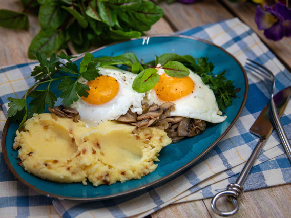 Ewa Wachowicz / Przepisy / Bryzol z pieczarkami i jajem sadzonym